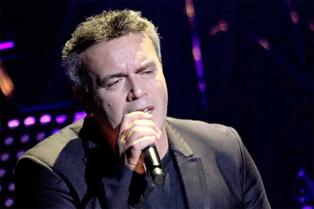 Πέθανε ο σπουδαίος τραγουδιστής Μανώλης Λιδάκης - SVOICE